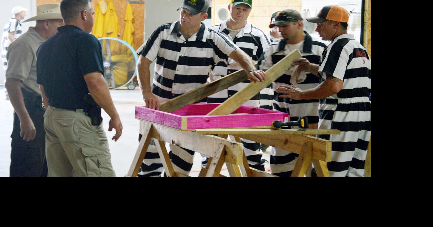Work crews allow inmates to give back to community | Local & State ...
