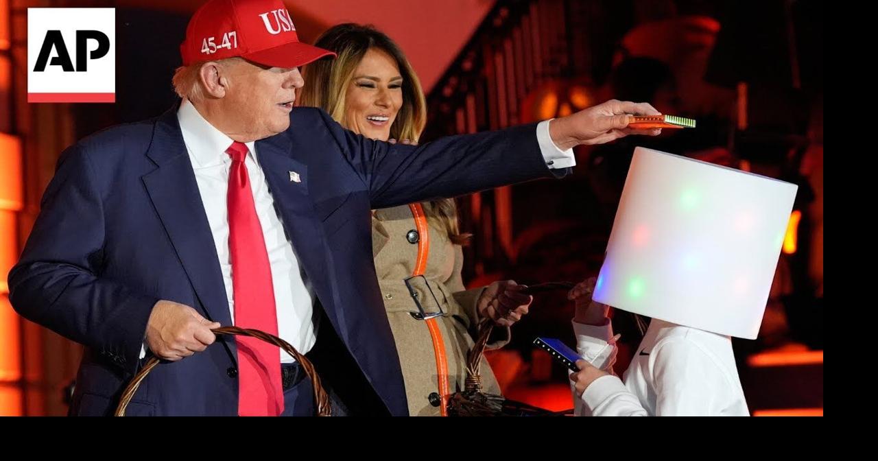 Donald and Melania Trump hand out candy at White House Halloween event ...