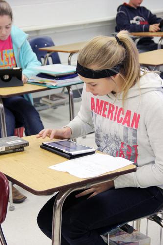 Huntington Middle School students using iPads in the classroom | Local ...