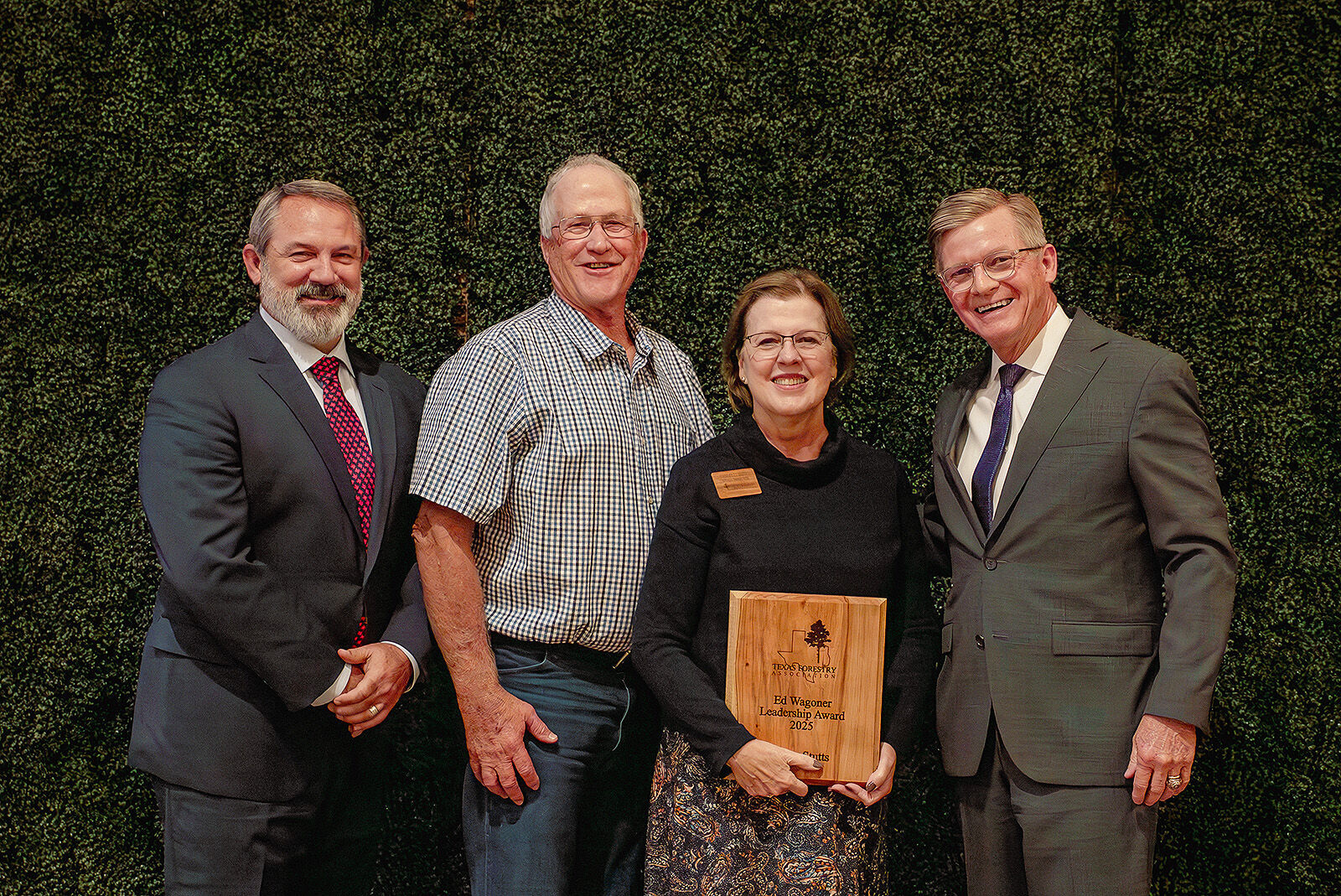 Stutts receives Texas Forestry Association's Leadership Award ...