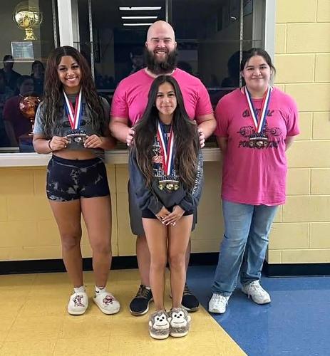 Record-breaking Central powerlifting team ready for state | High School ...