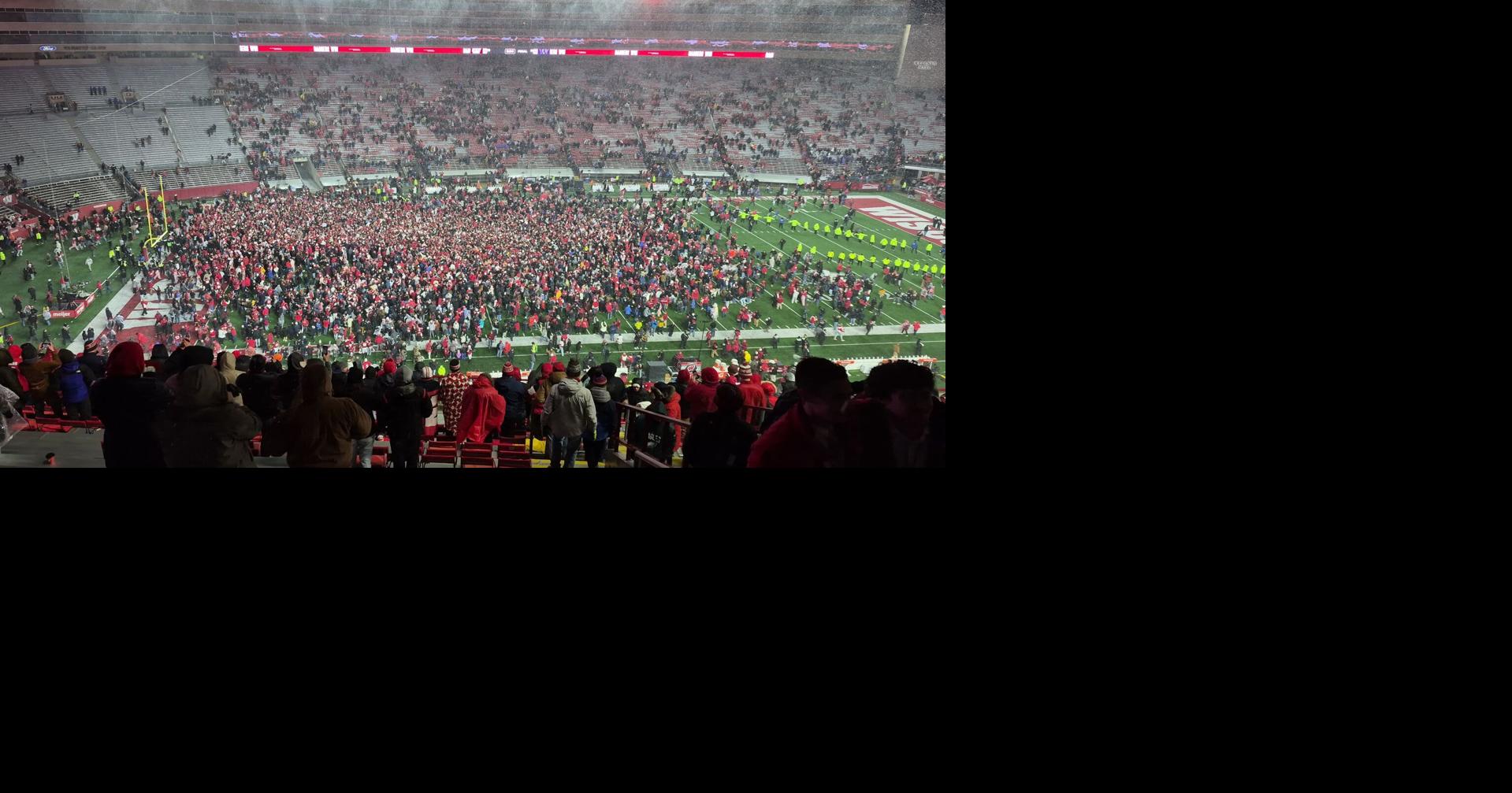 Watch Wisconsin fans storm field after upset of Washington