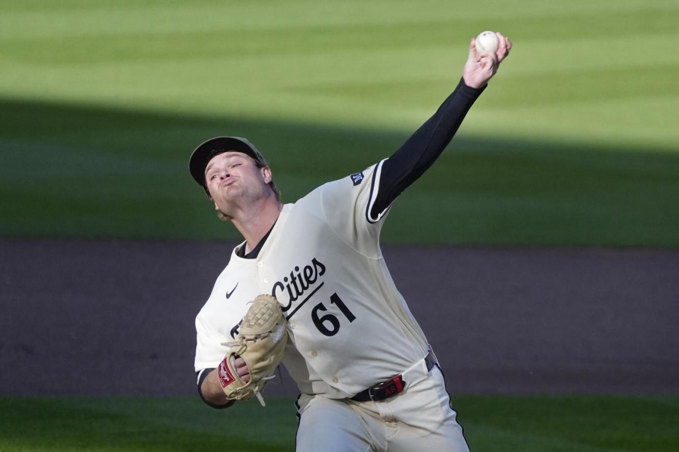 Photos: Brewers continue border battle with Twins