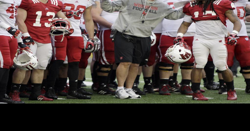 Badgers football: Sloppy conditions lead to sloppy scrimmage
