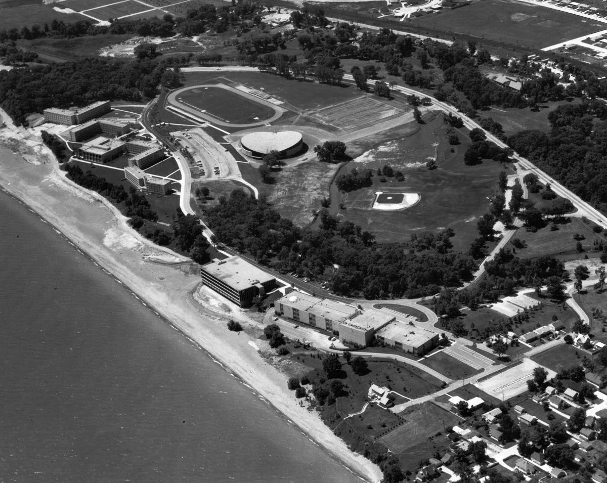 Carthage College fighting to hold back Lake Michigan as beach ...