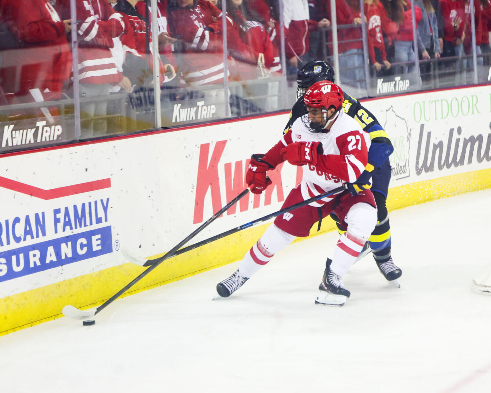 Why is there a day off between Wisconsin men's hockey games?