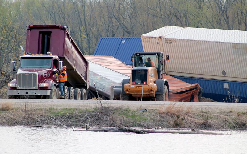 Four injured as BNSF train cars carrying paint, oxygen and lithium ...