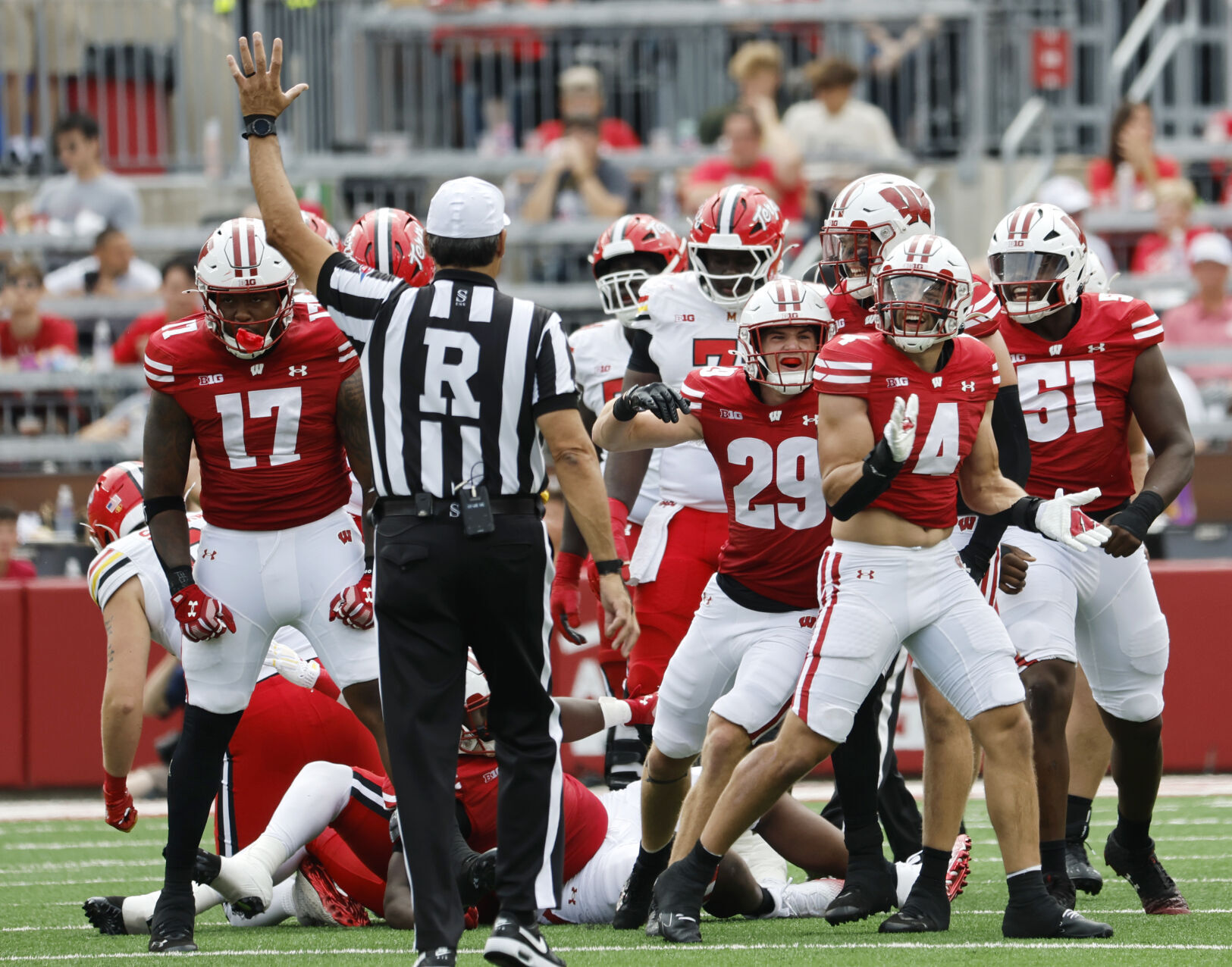 Wisconsin loses to Maryland 27-10 in Big Ten opener