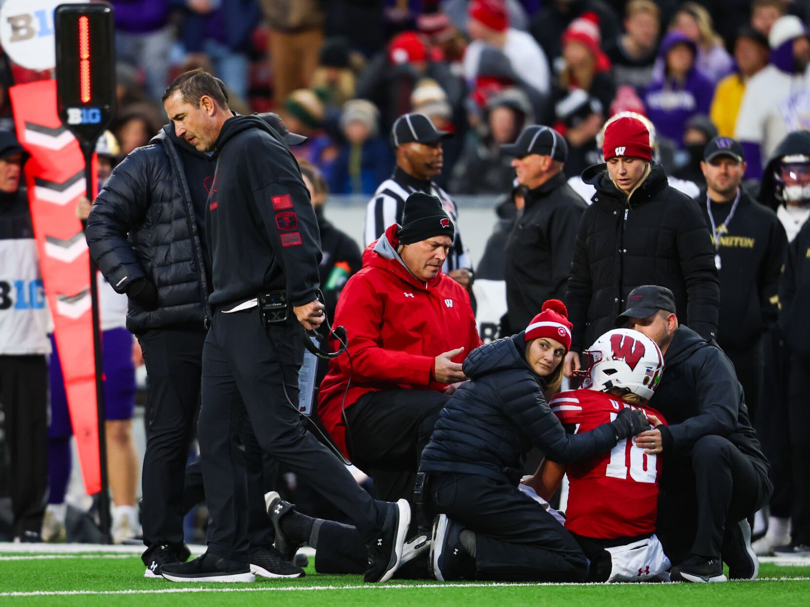 Wisconsin quarterback Danny O'Neil injured vs. Washington