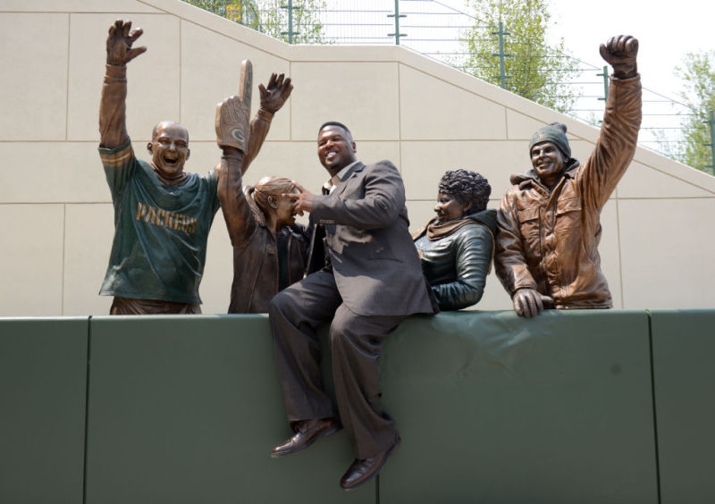 Packers: LeRoy Butler helps unveil Lambeau Leap statue