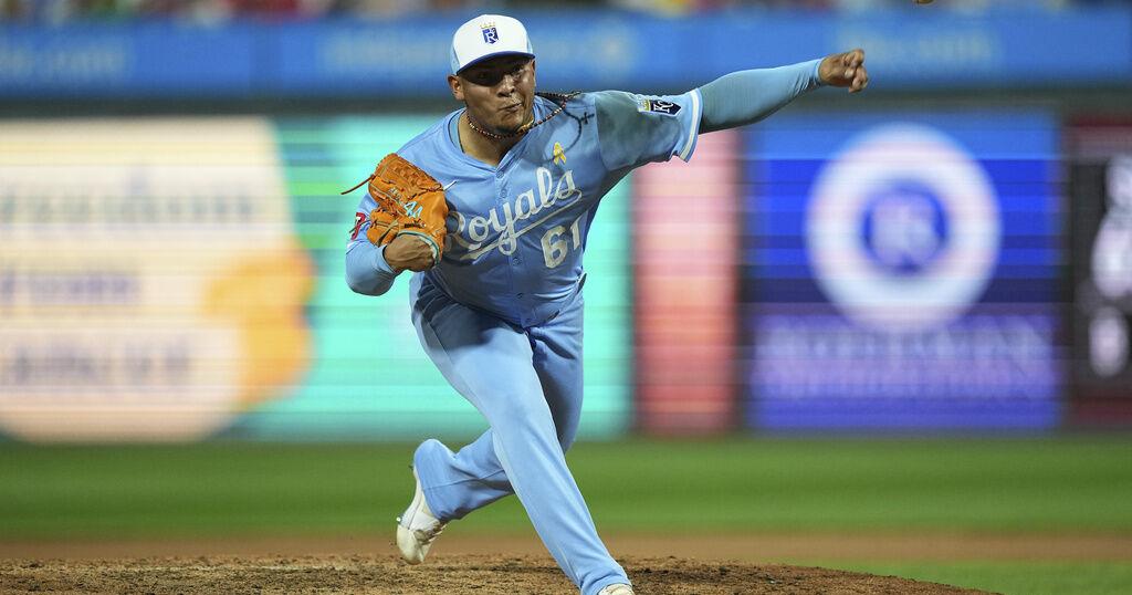Brewers get Royals reliever for Isaac Collins, Nick Mears