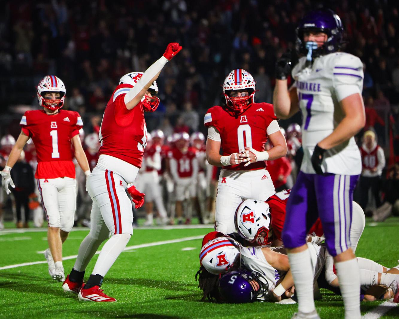 Hartland Arrowhead defeats Waunakee football in state semis