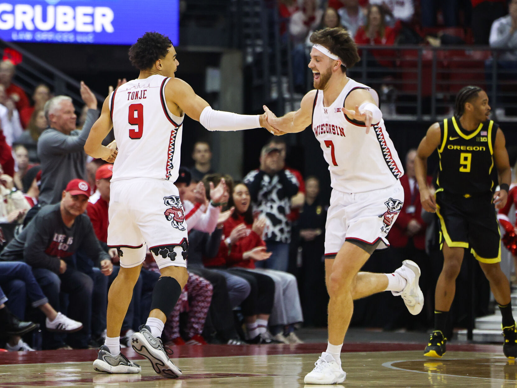 Wisconsin men's basketball collapses late against Oregon