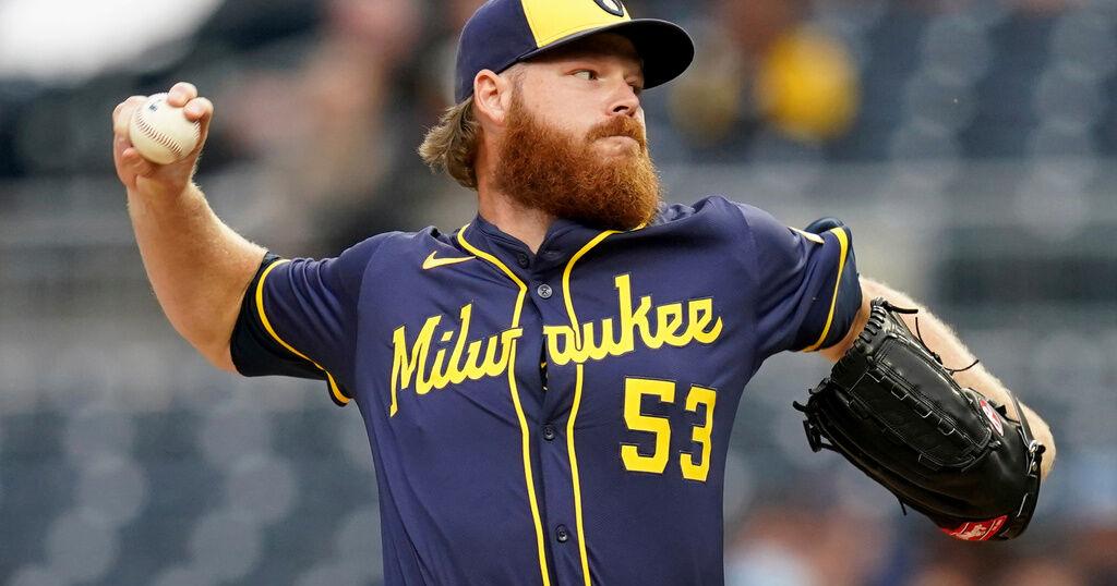 Brewers' Brandon Woodruff accepts qualifying offer
