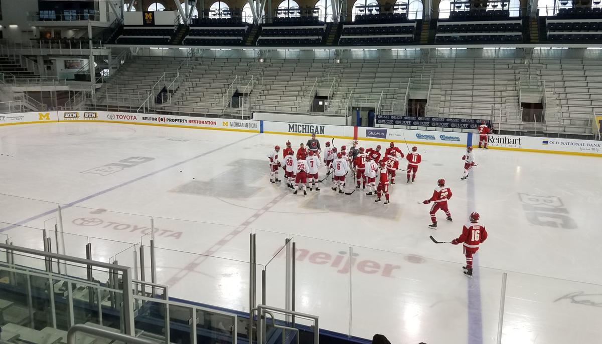 Wisconsin Badgers men's hockey team emphasizes playing as a group ...