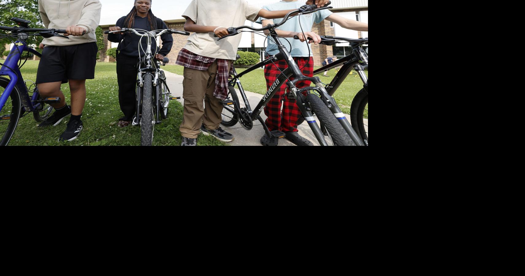 Students promote 'race amity' with 1,000-mile bike trip
