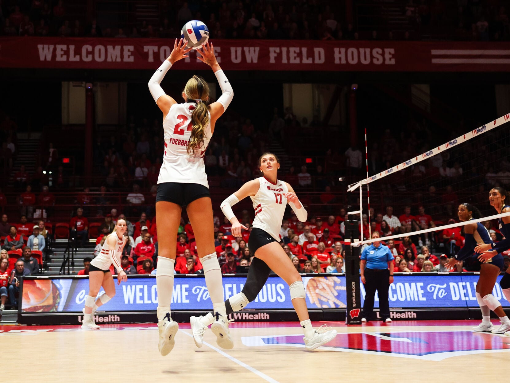 Wisconsin volleyball sweeps Chicago State