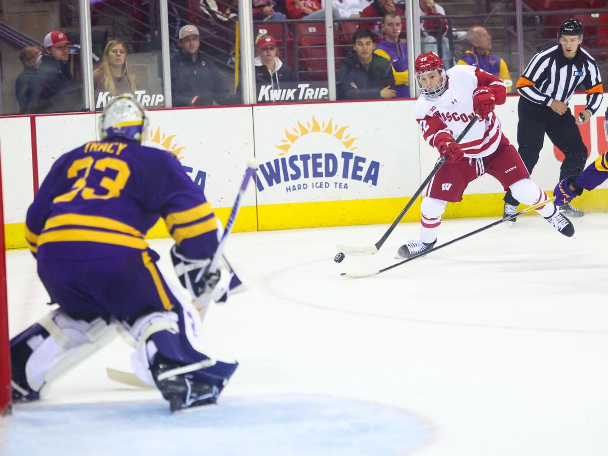 Wisconsin men's hockey sweeps No. 1 Michigan State on road