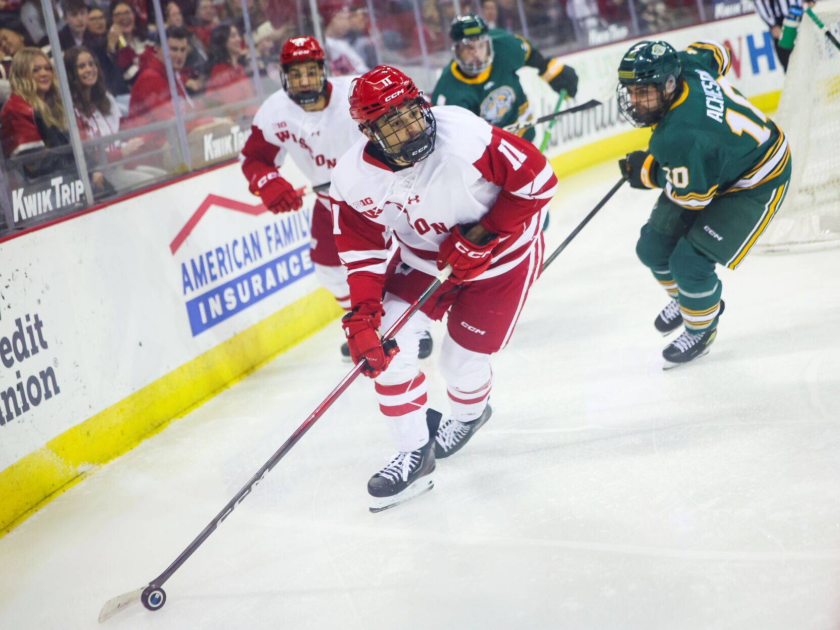 Wisconsin scores 4 in 3rd to beat Alaska Anchorage