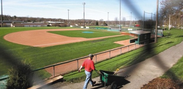 Former major league groundskeeper gives little league players the big ...