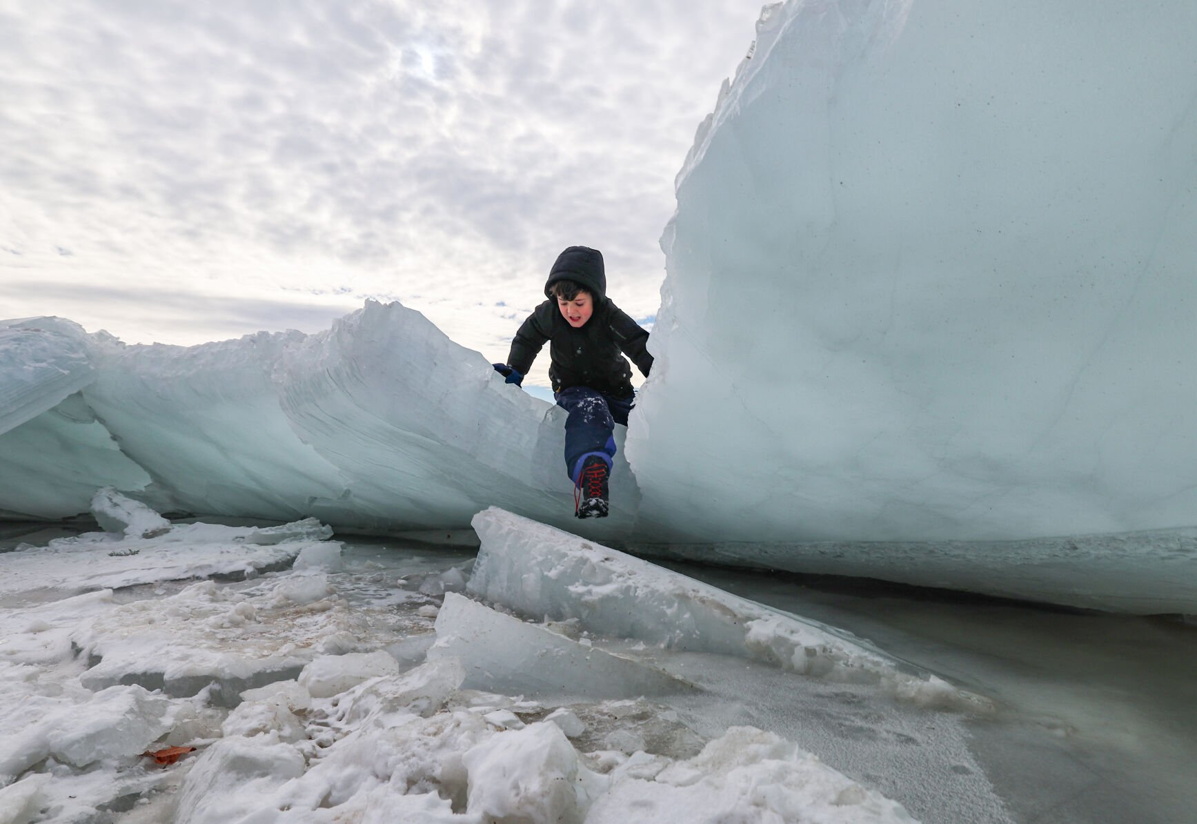 Madison lakes experiencing large number of ice heaves