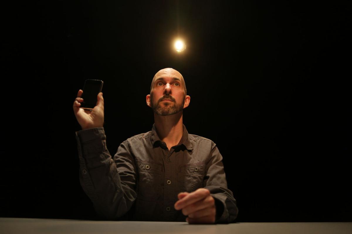 As Wisconsin eyes Foxconn, an actor revives Mike Daisey's controversial ...