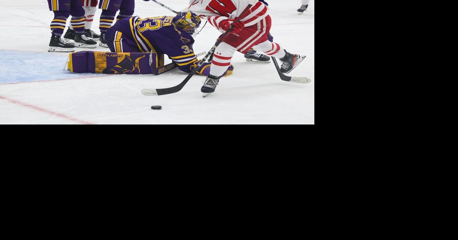 Wisconsin women's hockey rolls past St. Thomas on the road