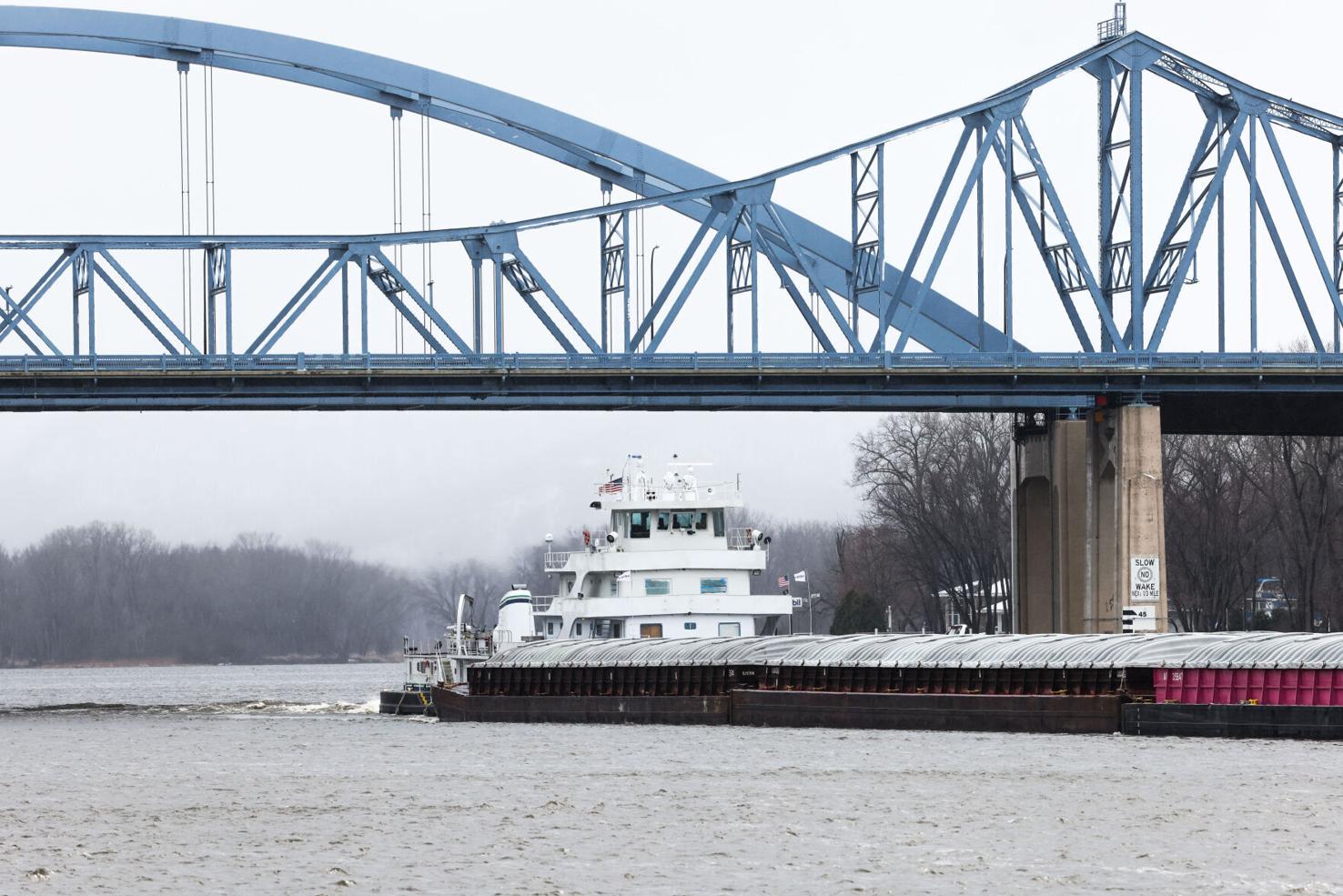 Mississippi River bridges in area safe from barge collision