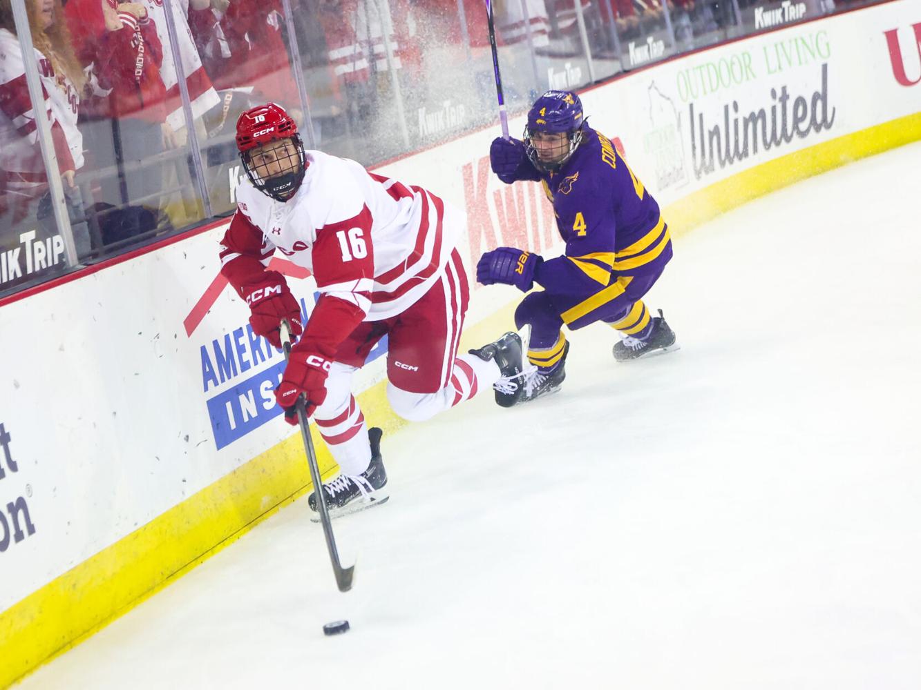 Wisconsin men's hockey sweeps No. 1 Michigan State on road