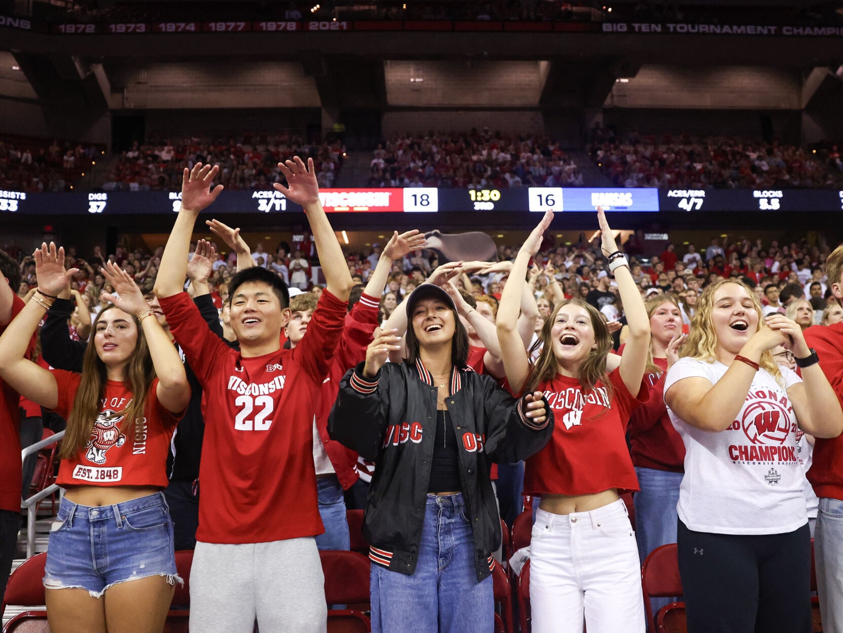 Watch Wisconsin volleyball team arrive for Final Four match vs. Kentucky