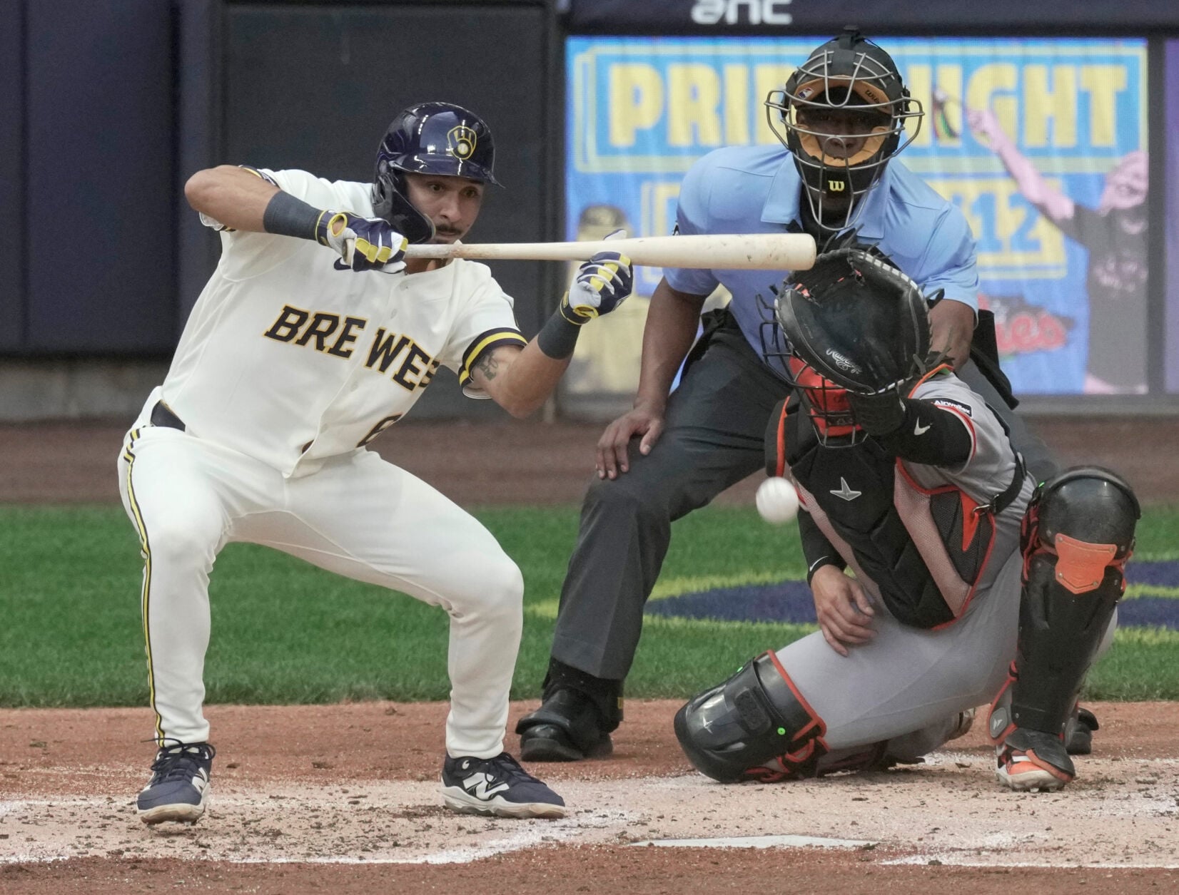 Photos: Brewers return home for series opener against Giants