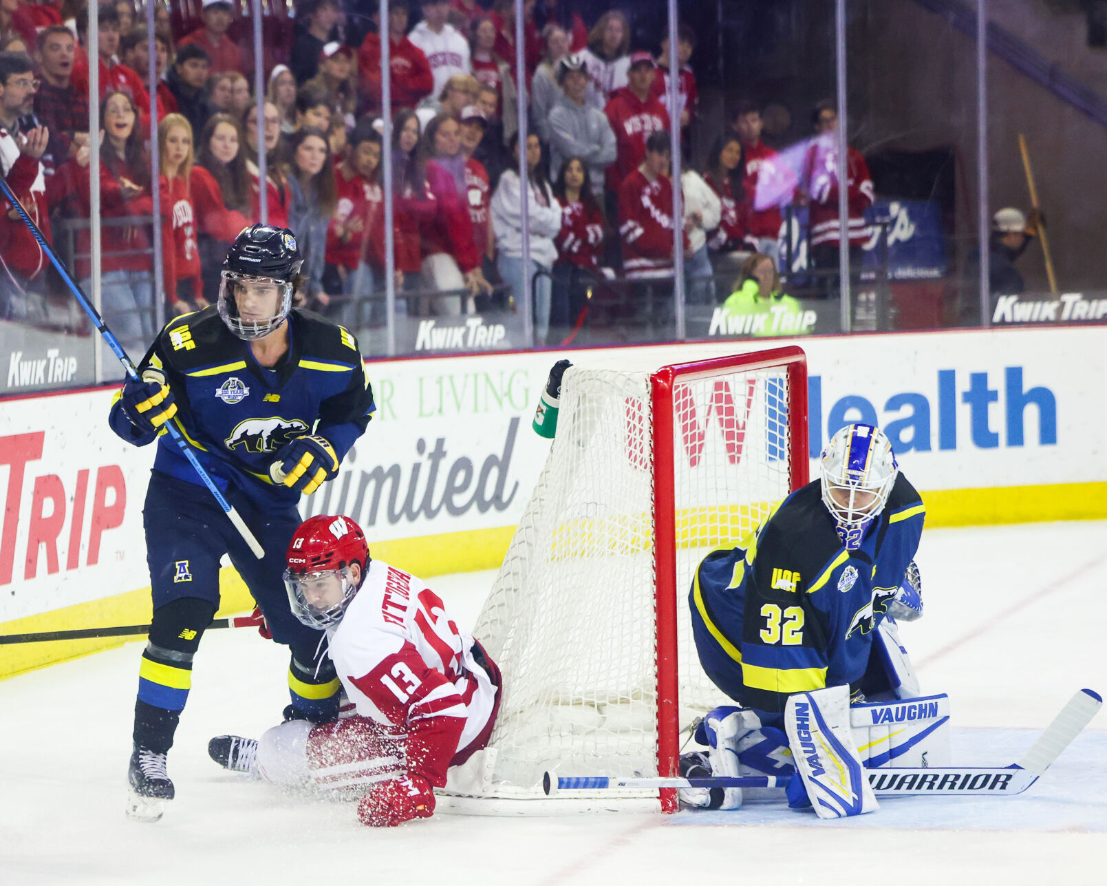 Why is there a day off between Wisconsin men's hockey games?