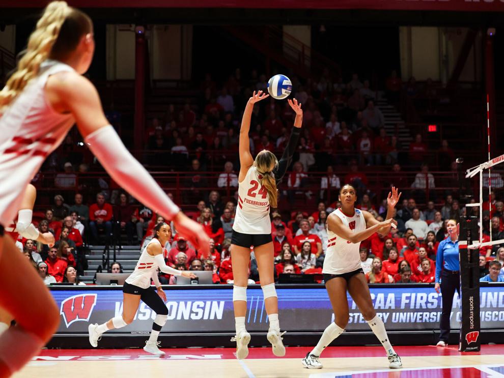 Watch Wisconsin volleyball team arrive for Final Four match vs. Kentucky