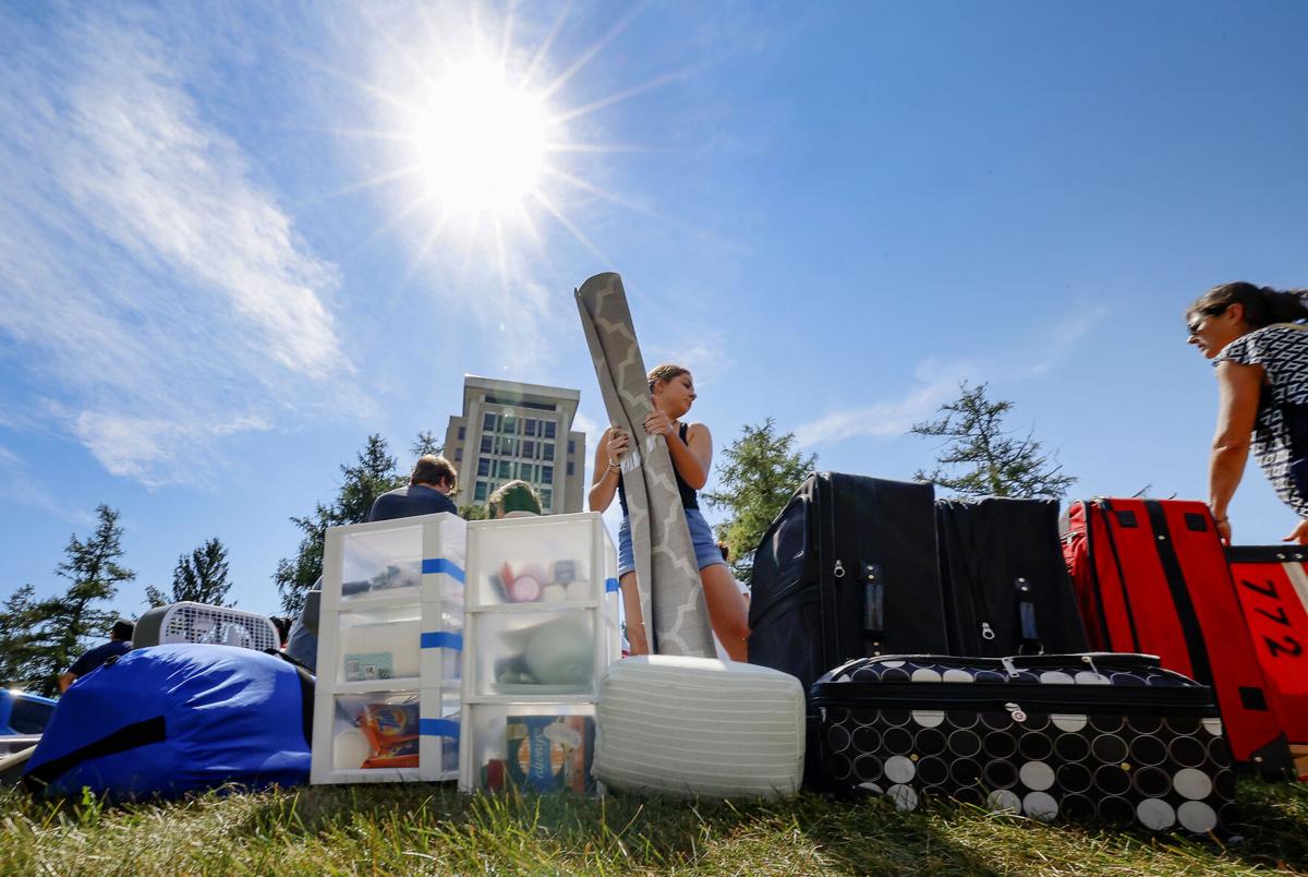 UW-Madison students move in as planned amid heat wave