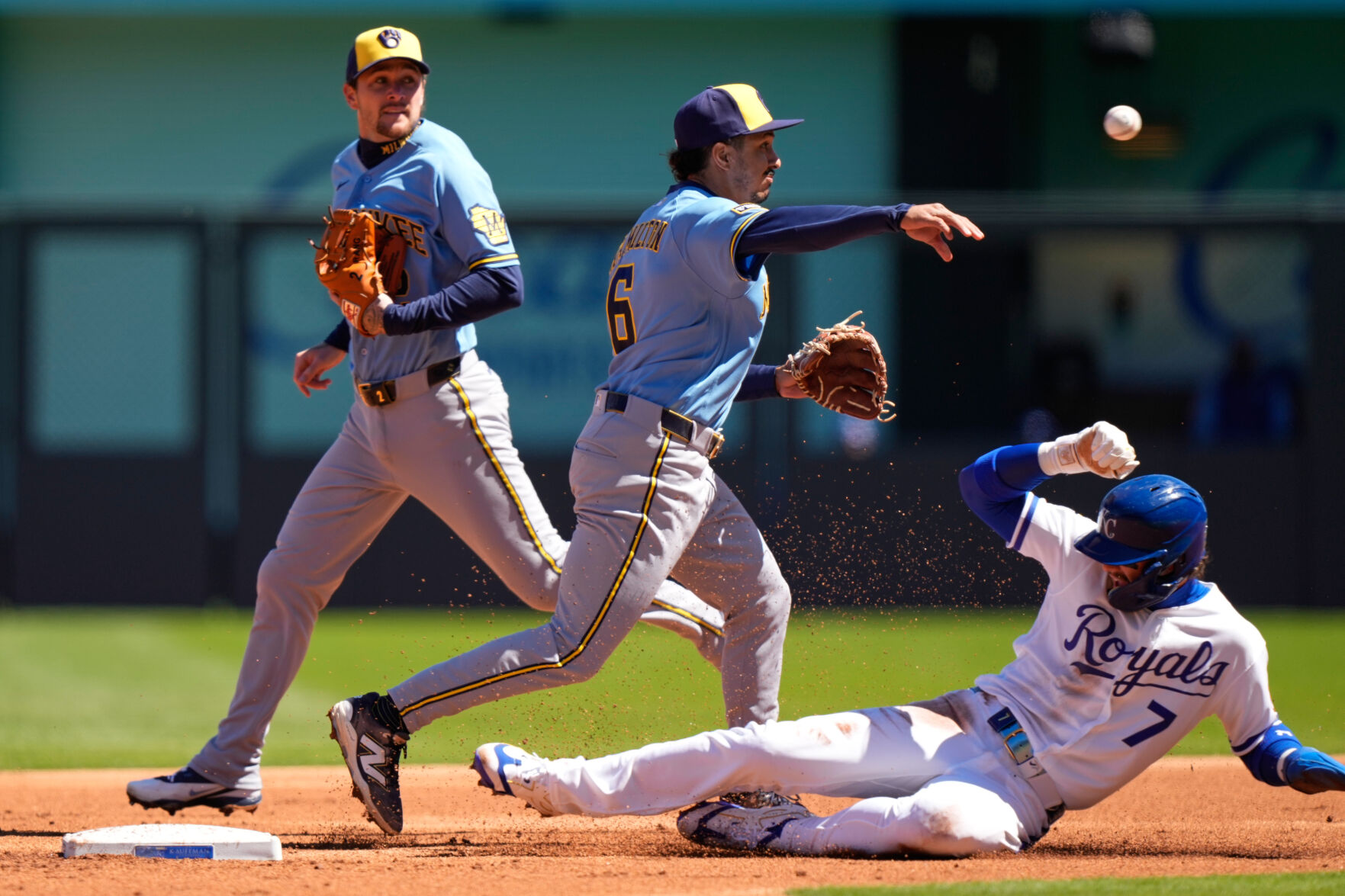 Photos: Brewers take on host Royals for 1st game of doubleheader