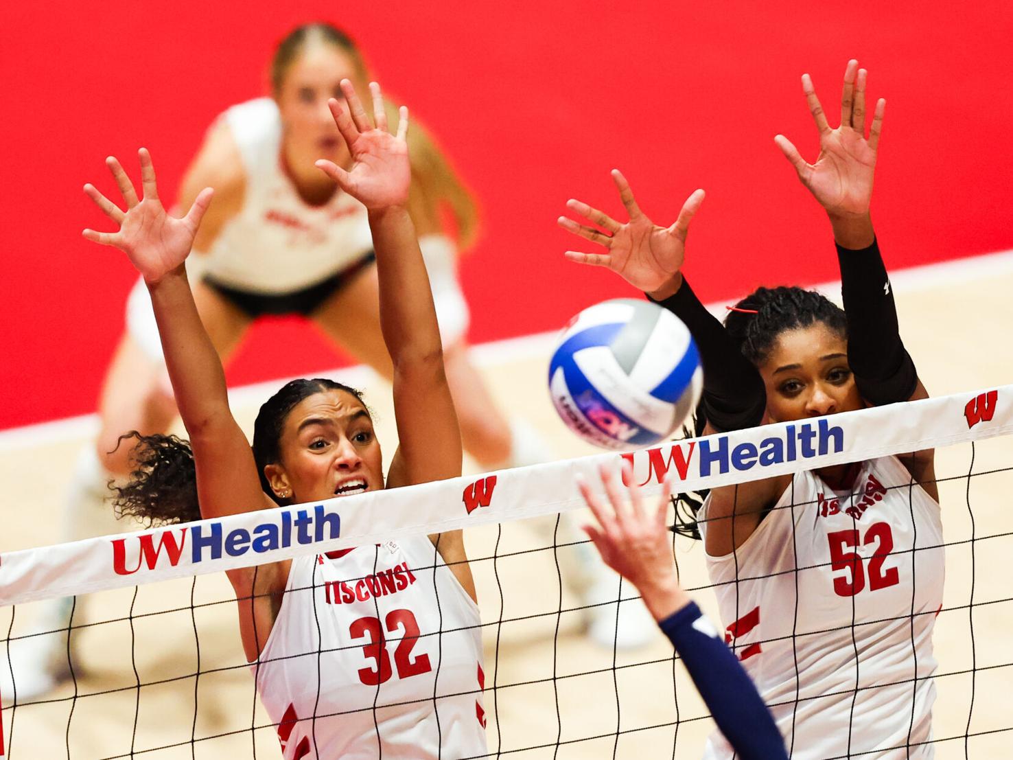 Watch Wisconsin volleyball team arrive for Final Four match vs. Kentucky