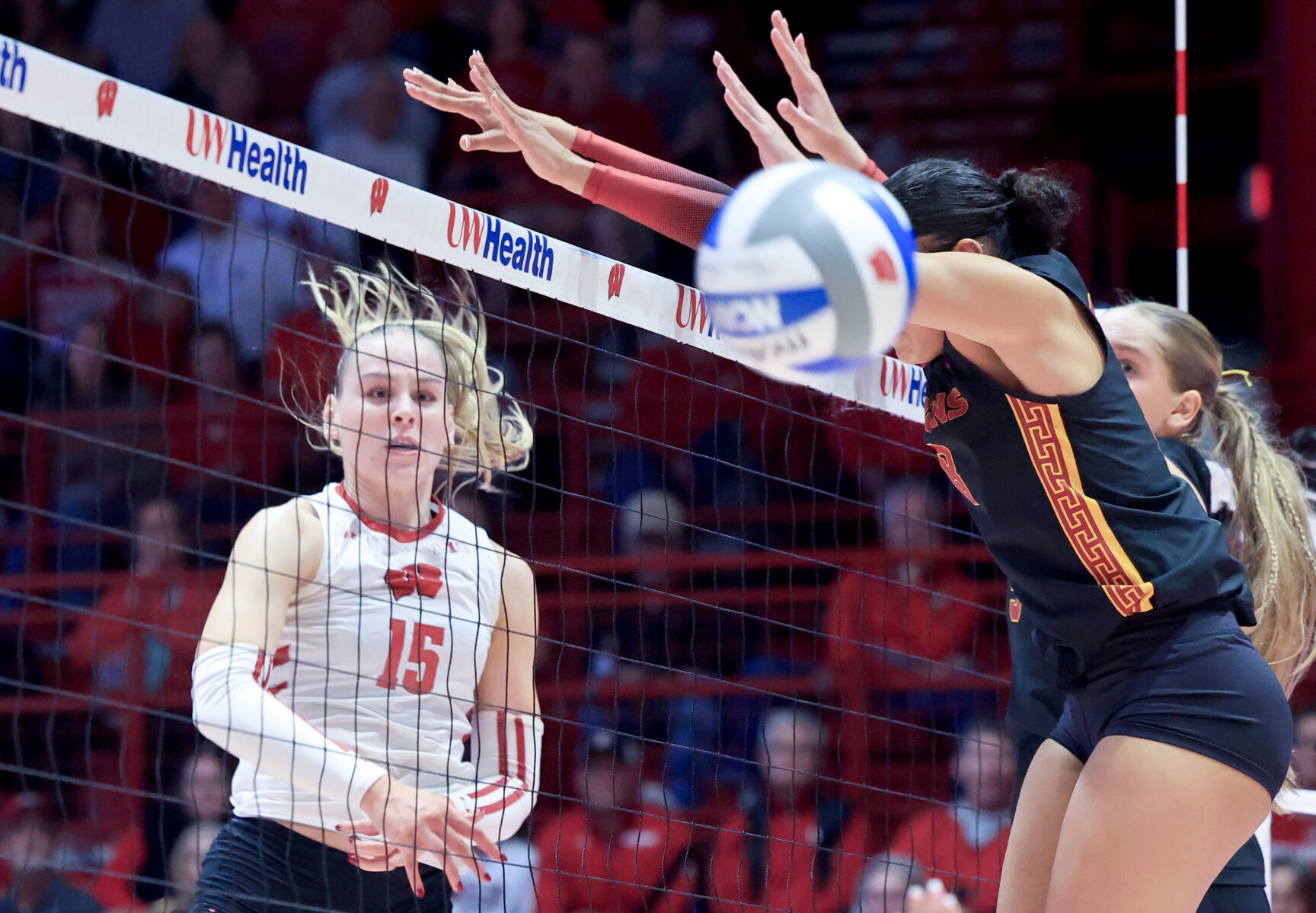 Wisconsin volleyball holds off Oregon in Big Ten showdown