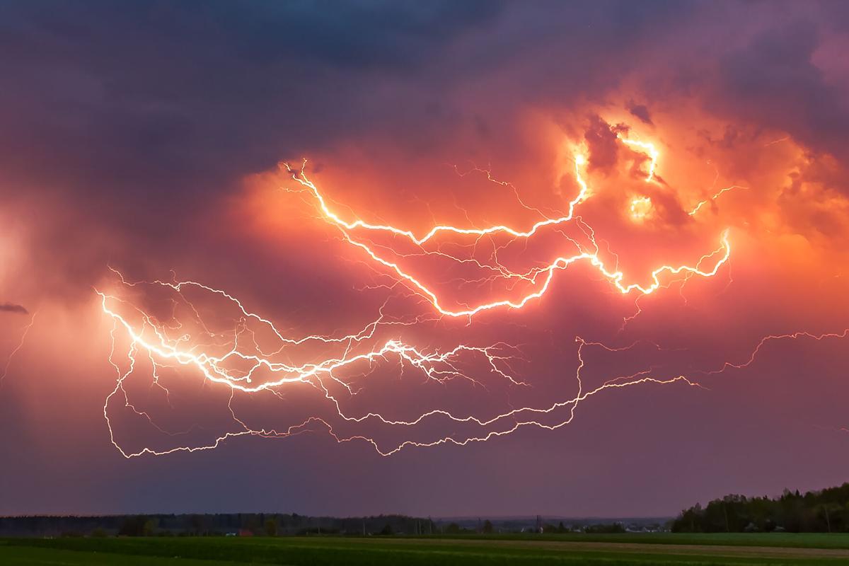 Lightning bolts can be long ... but this long? Really?