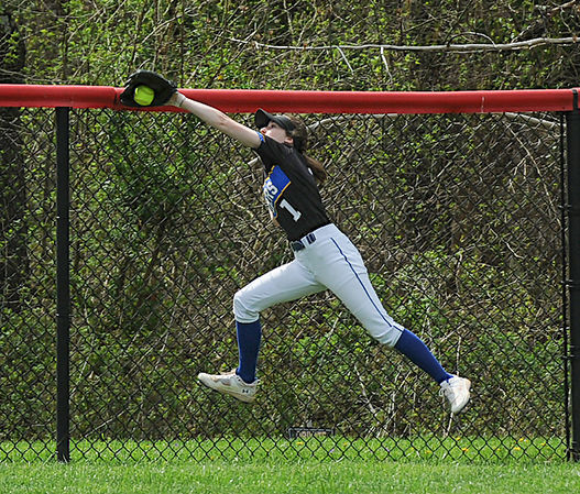 SOFTBALL ROUNDUP: Raiders, Rebels pound the ball in round-robin wins ...