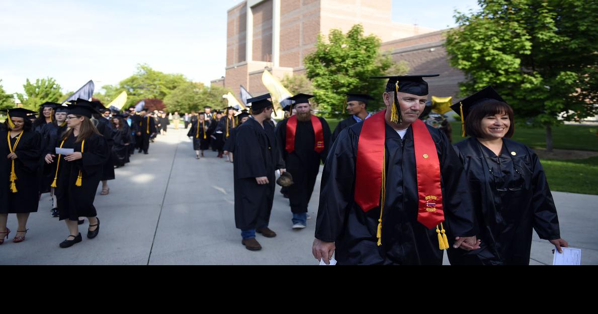 Hundreds of CSI Students Celebrate Graduation Day