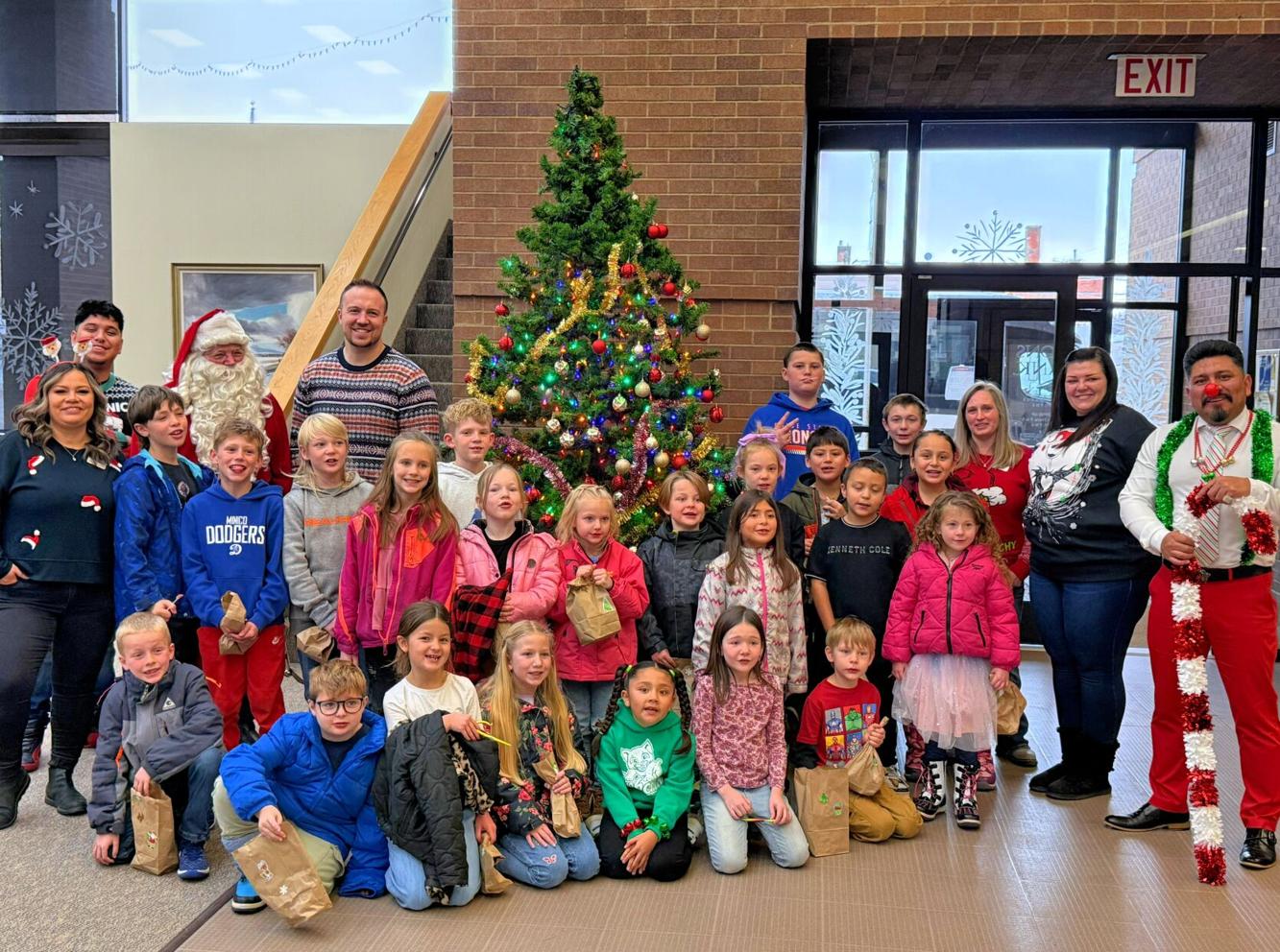 Heyburn students bring holiday cheer to bank lobby