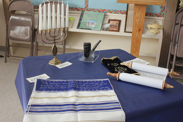 Congregation Prepares for Easter with Traditional Seder Meal