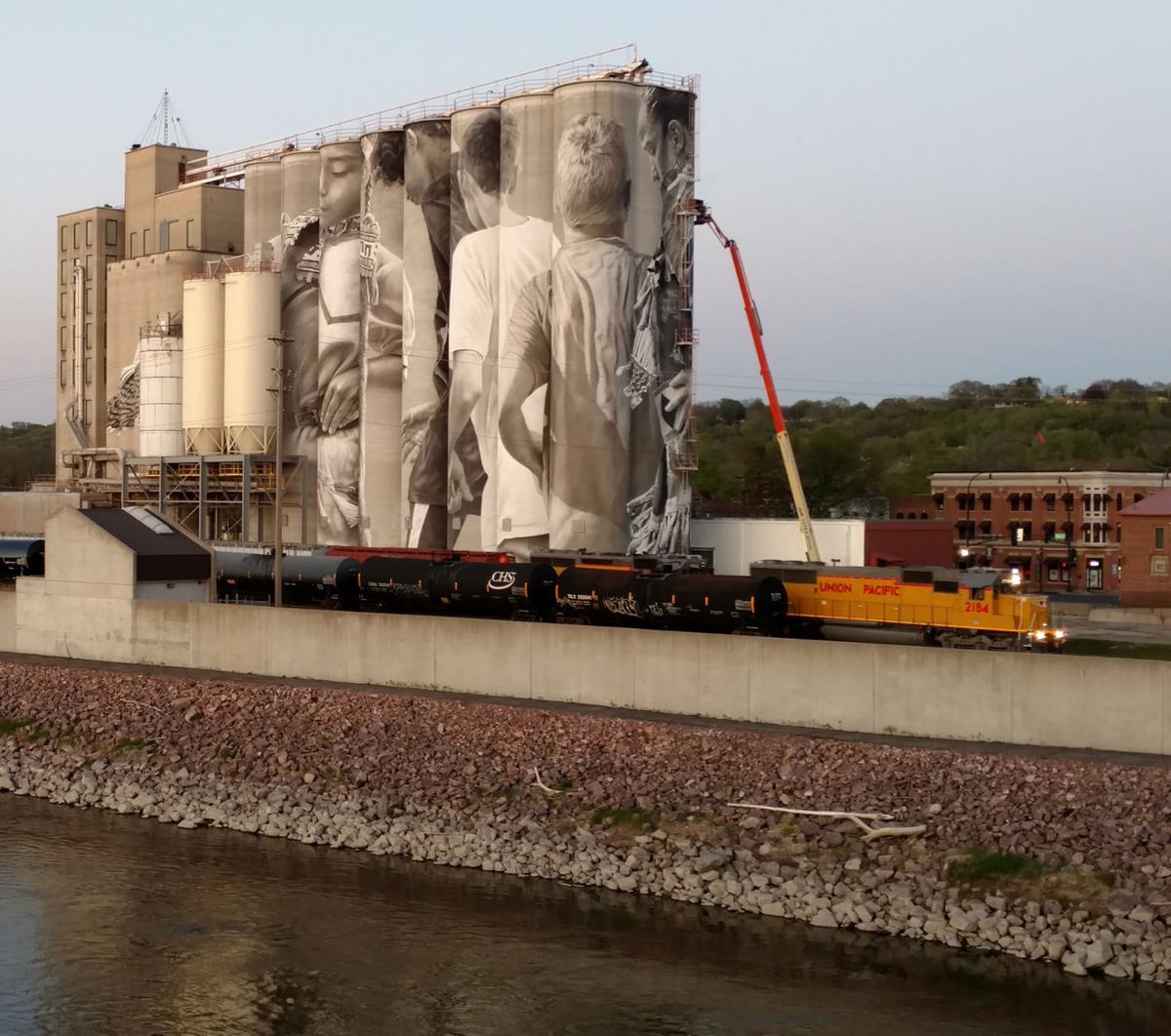 Mankato's massive silo mural finished | Local News | mankatofreepress.com