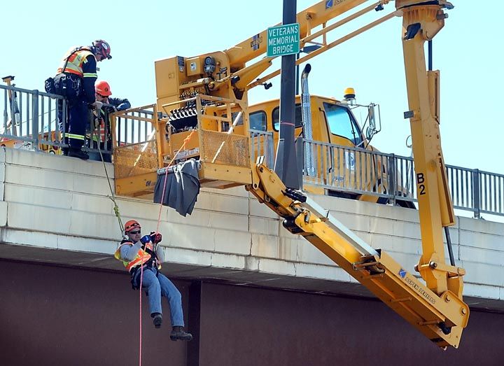 MnDOT bridge workers use Veterans Bridge to learn rescue techniques ...