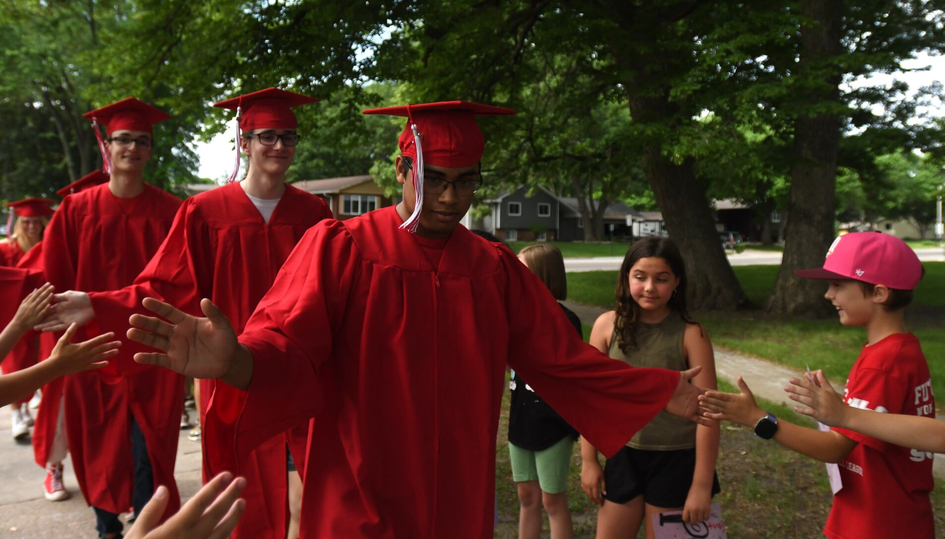 Elementary students cheer on graduating seniors in annual tradition ...