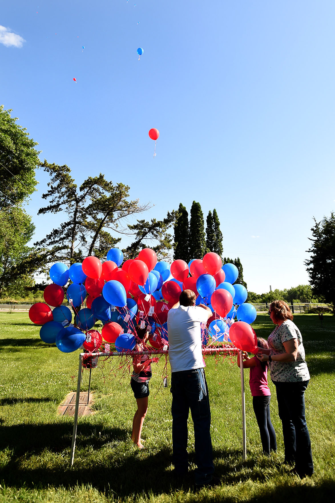 family-releases-balloons-grief-in-annual-remembrance-news-mankatofreepress