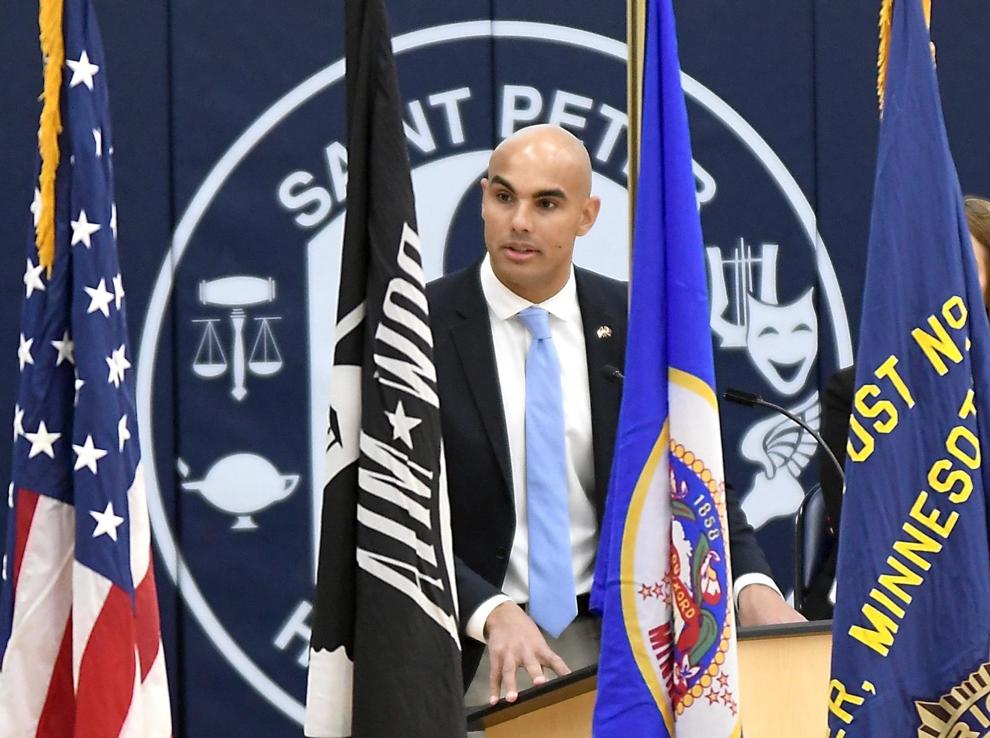 Former Marine Corps attorney calls on students to honor veterans ...