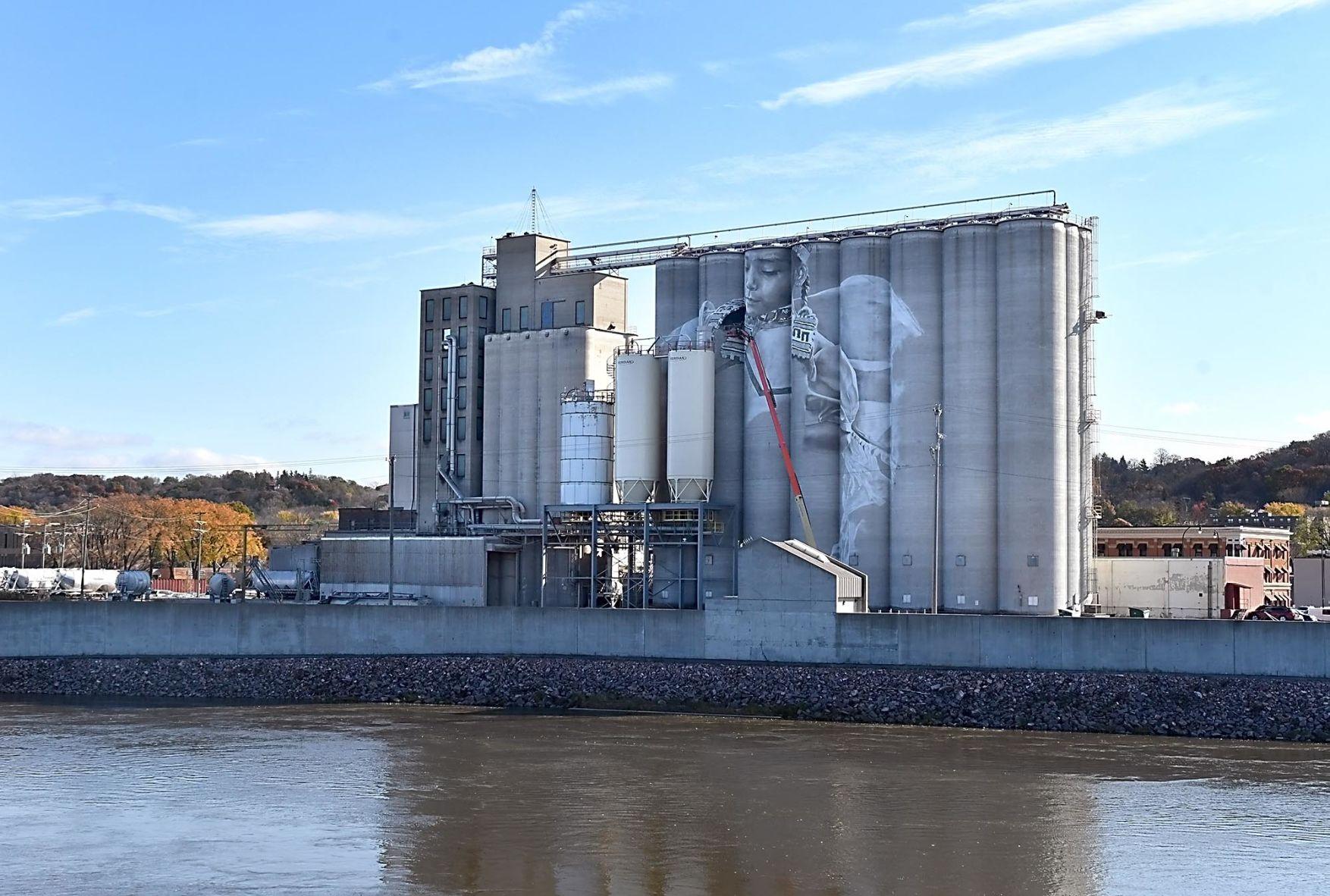 PHOTOS: Mural artist progresses on silos | Photos | mankatofreepress.com