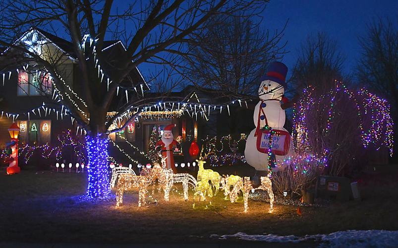 Frontrunners emerge in final days of holiday lights contest | Local ...