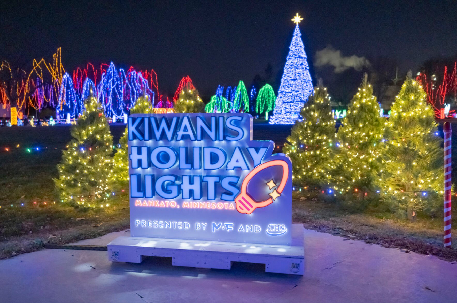 PHOTOS: Kiwanis Holiday Lights preview | Local News | mankatofreepress.com